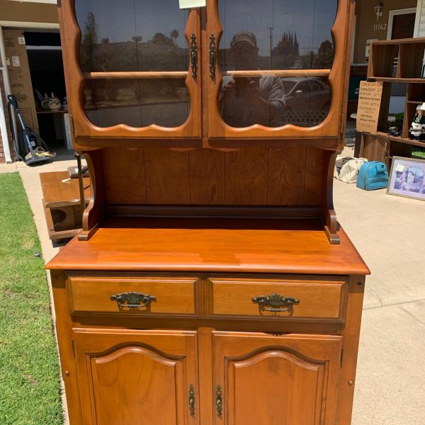 Solid maple China hutch | snaplist